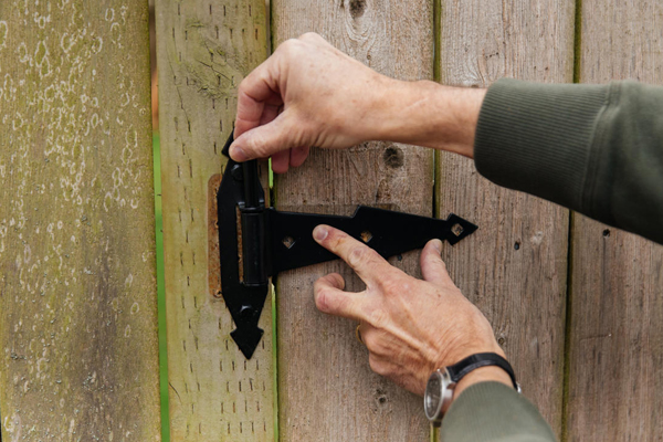 How to install a gate hinge - RF International